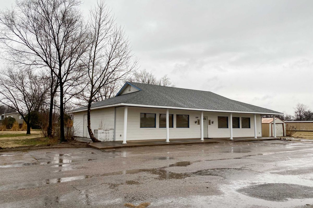 (S) ABSOLUTE 2,160 ± SqFt Commercial Building, 5110 S. Hydraulic Ave ...